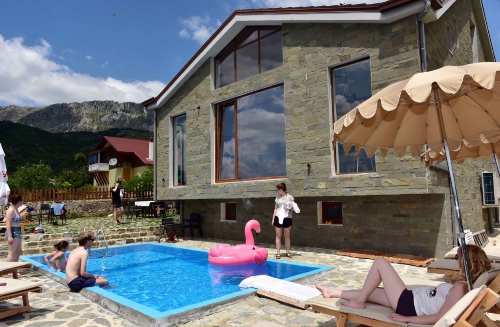 FOTOT/ Si po transformohet Shëngjergji, si ‘kryeqytet’ i turizmit në ...