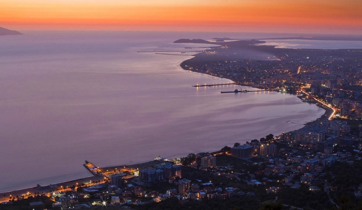 Veliera me flamur italian ngec në Triport të Vlorës, Roja Bregdetare ...